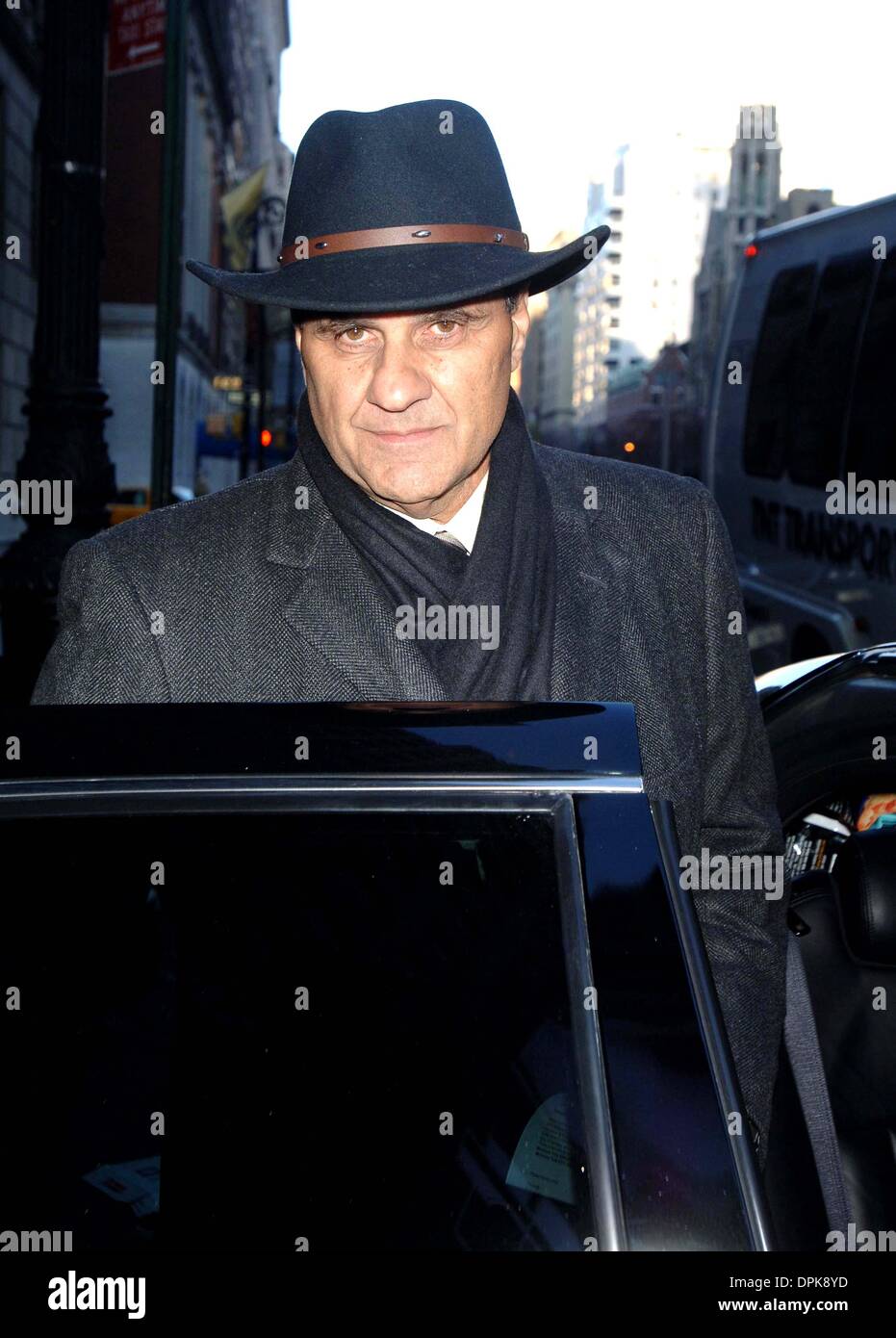 Dec. 8, 2006 - New York, New York, USA - Celebrities out and about in ...