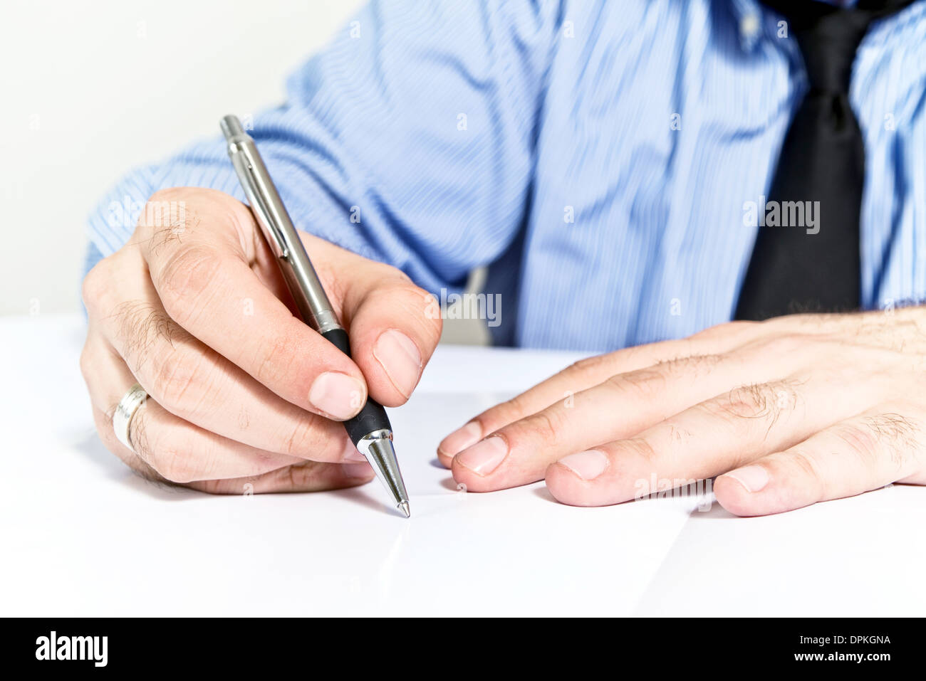Politician signing document hi-res stock photography and images - Alamy