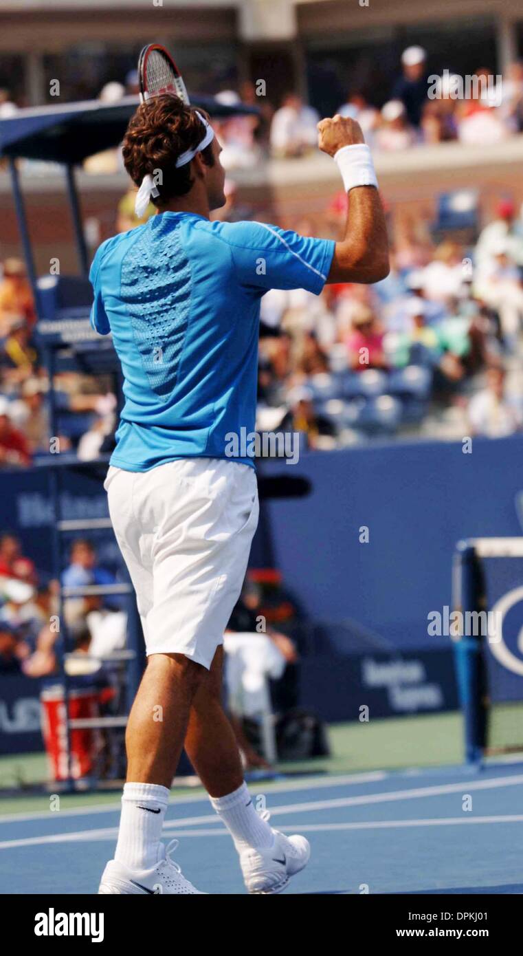Sept. 9, 2006 - New York, New York, USA - Roger Federer moves into the ...