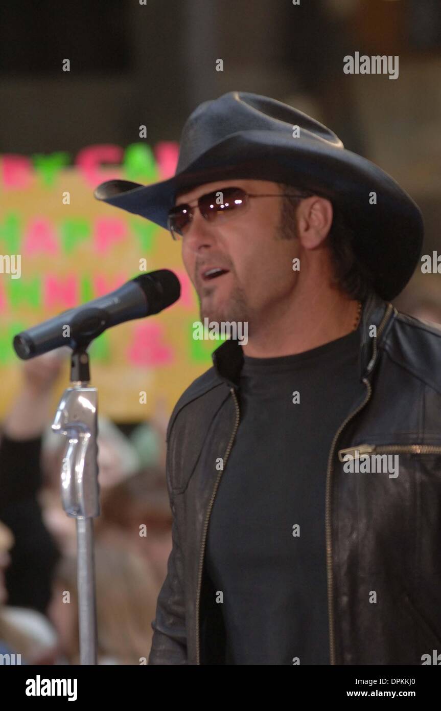Mar. 31, 2006 - New York , New York - K47398AR.Tim McGraw performs on ...