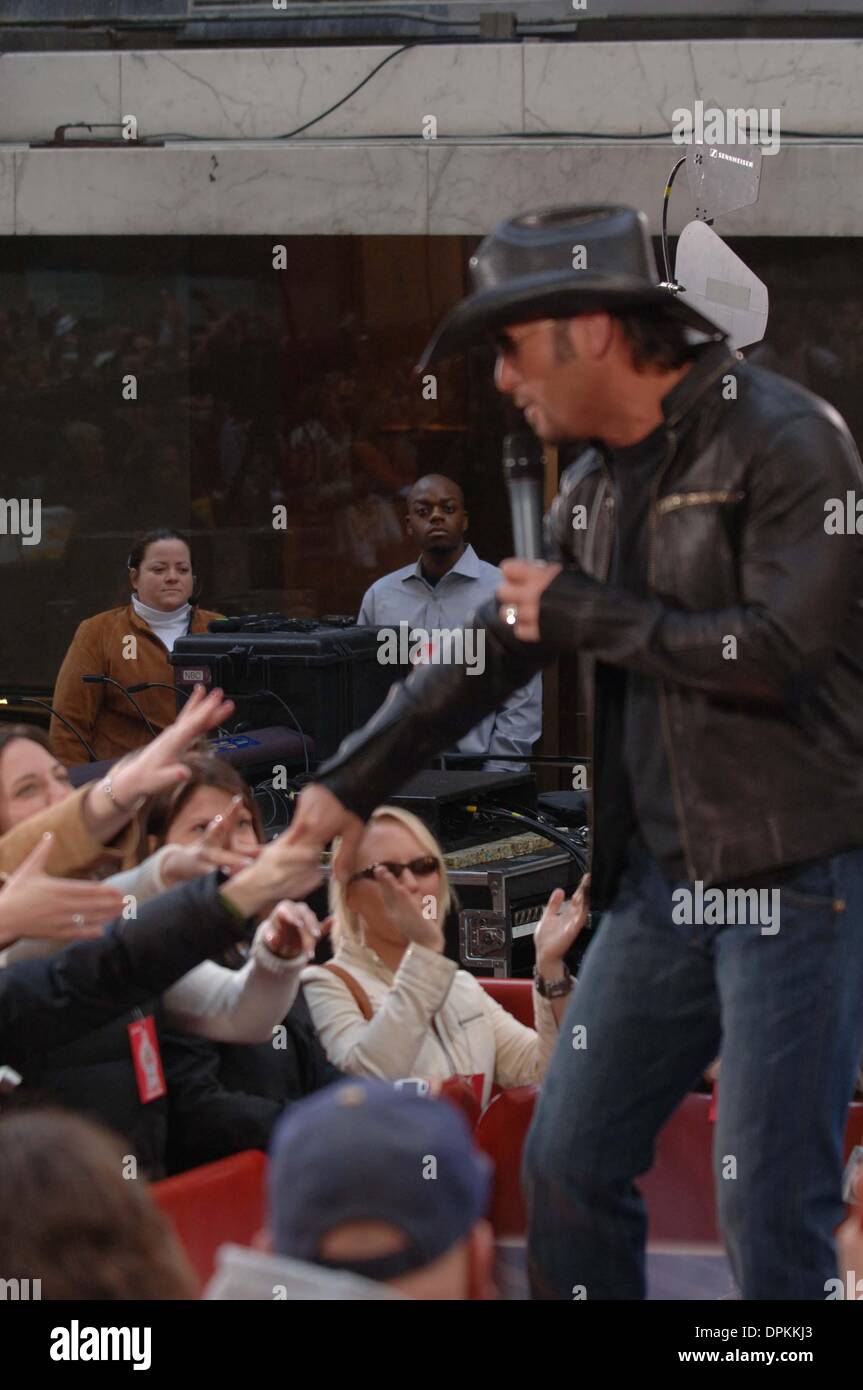 Mar. 31, 2006 - New York , New York - K47398AR.Tim McGraw performs on ...