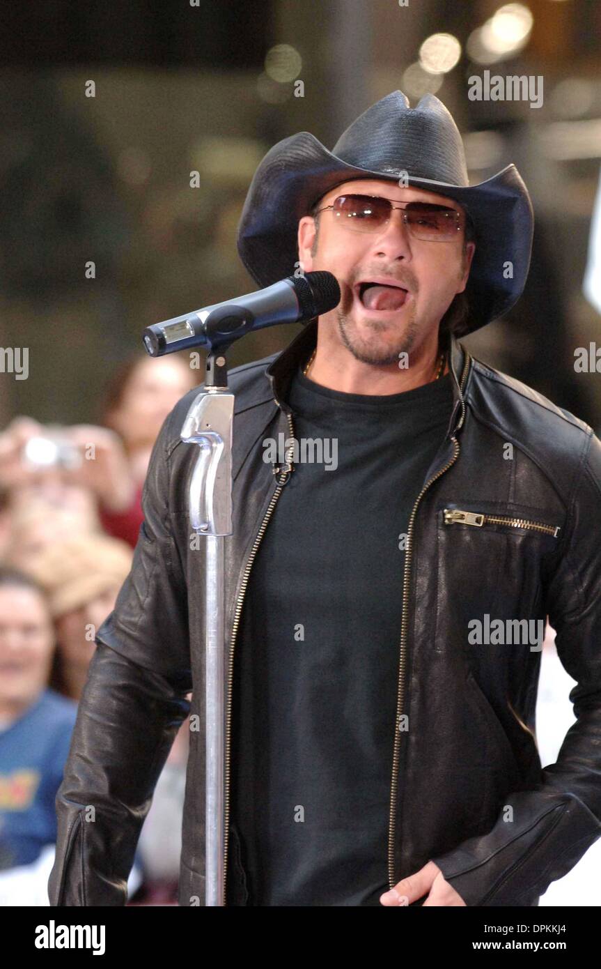 Mar. 31, 2006 - New York , New York - K47398AR.Tim McGraw performs on ...