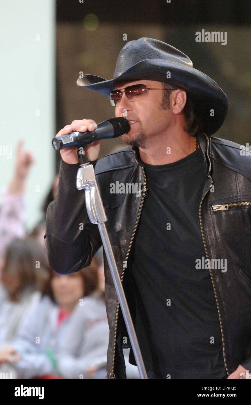 Mar. 31, 2006 - New York , New York - K47398AR.Tim McGraw performs on ...