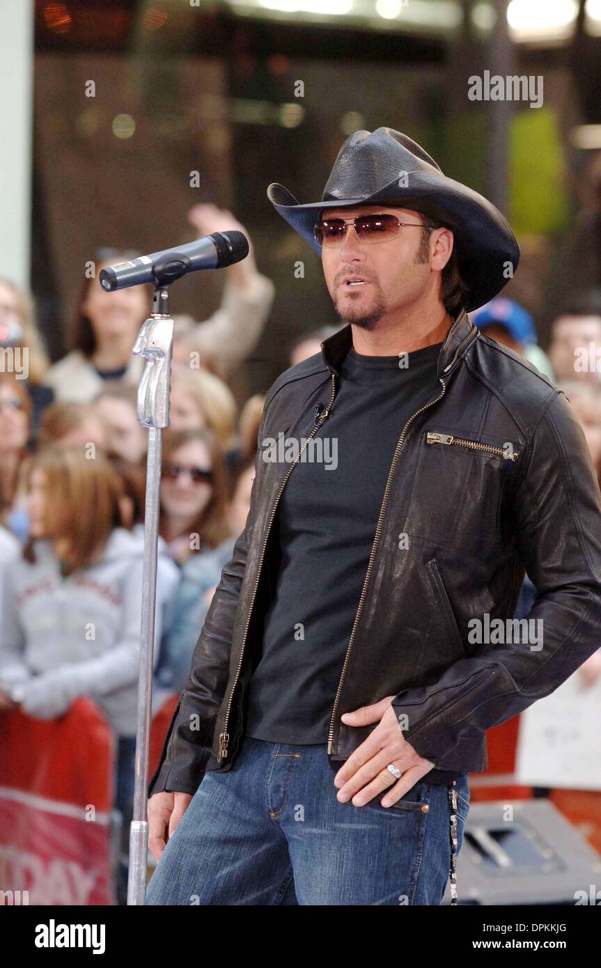 Mar. 31, 2006 - New York , New York - K47398AR.Tim McGraw performs on ...
