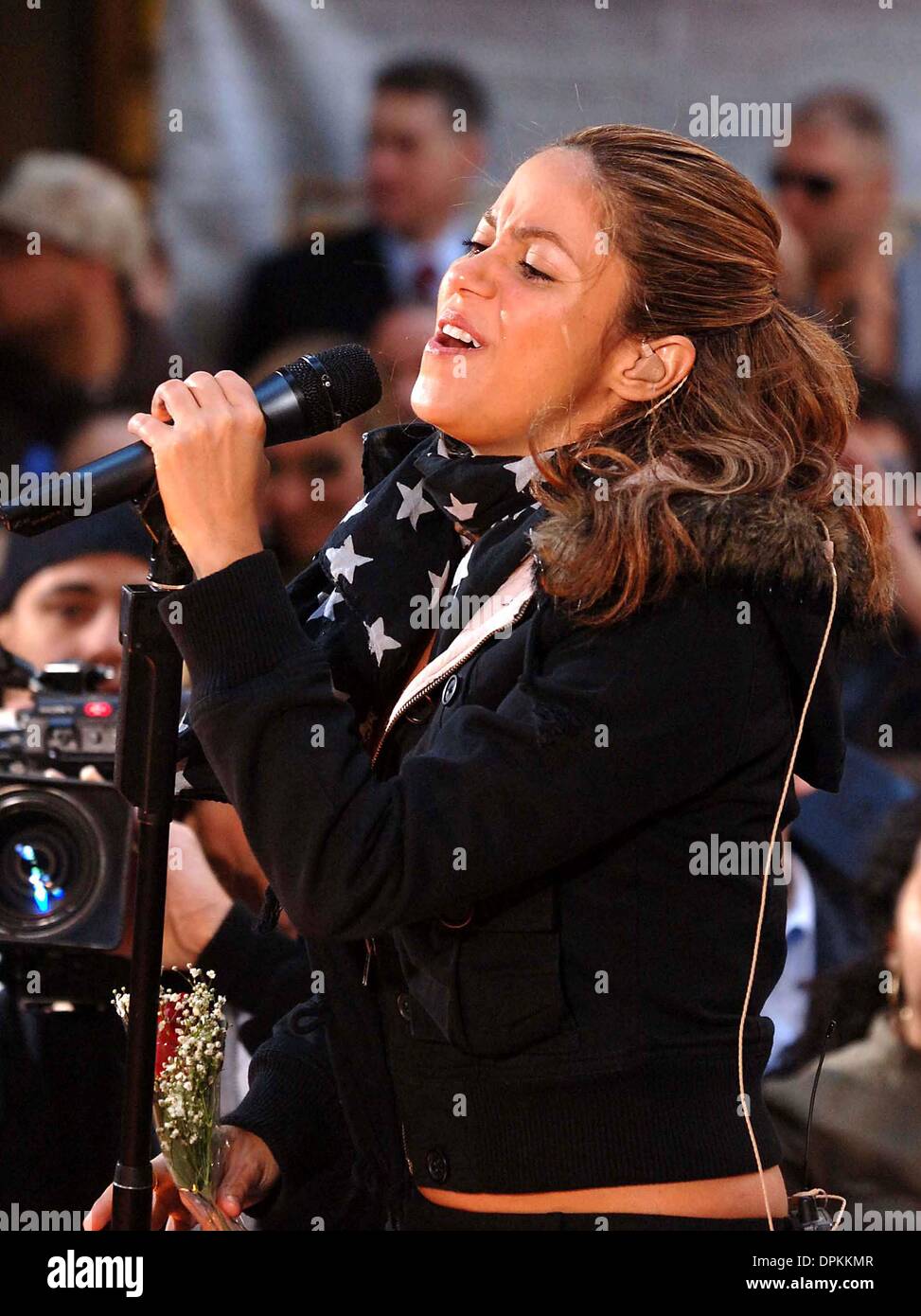 Apr. 28, 2006 - K47663AR.SHAKIRA PERFORMING AT NBC'S TODAY SHOW IN ...