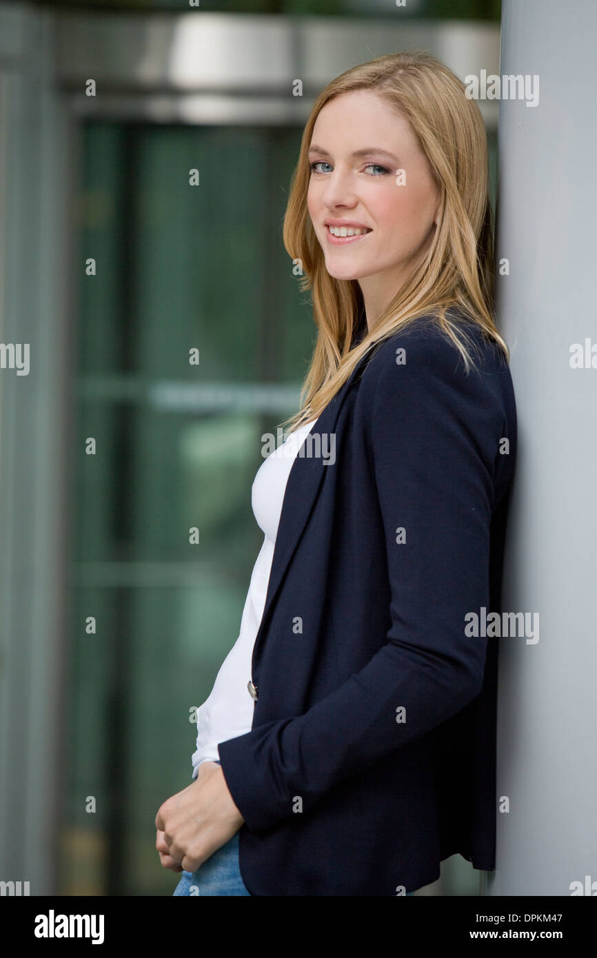 Leaning against wall pose hi-res stock photography and images - Alamy