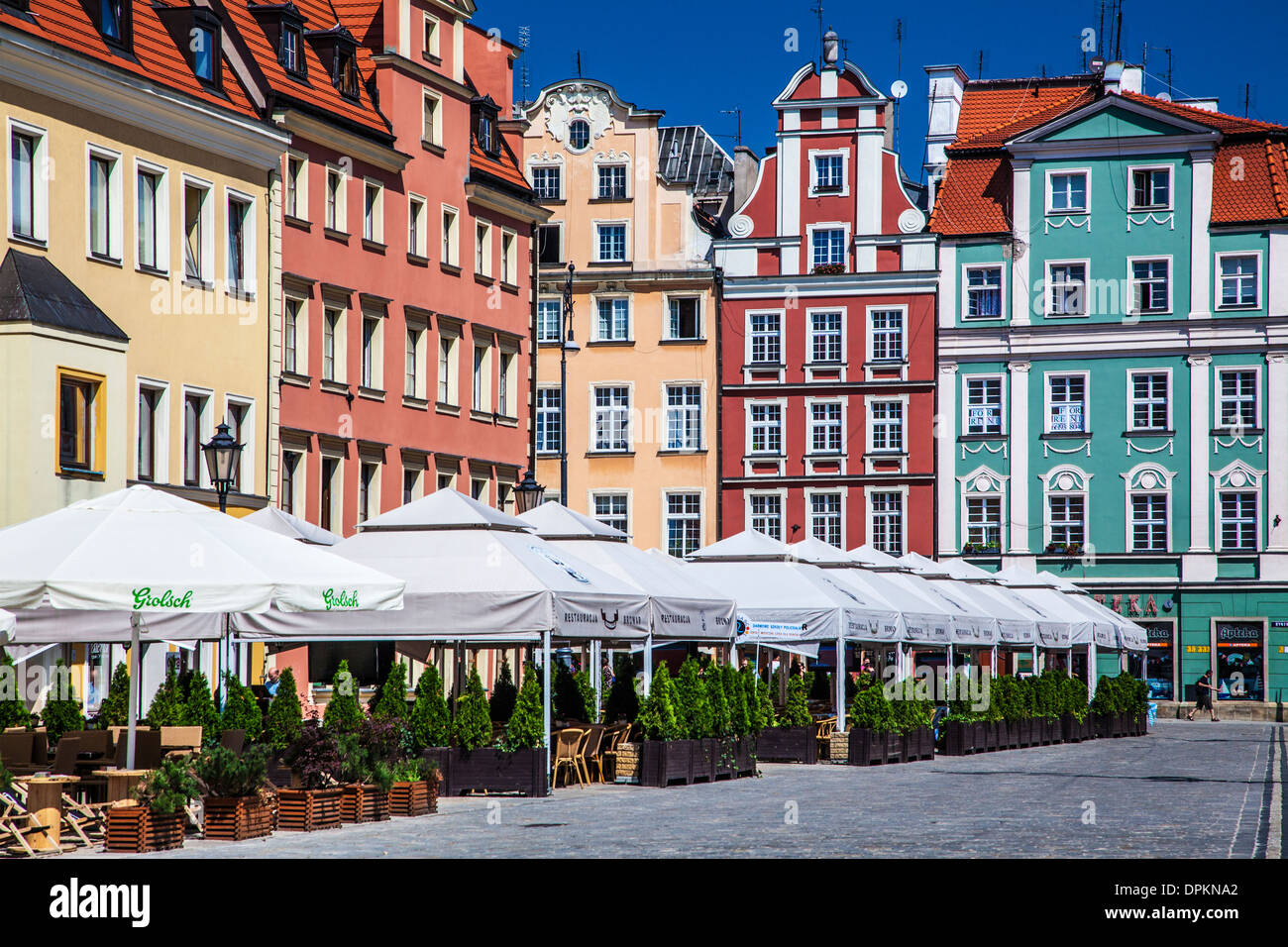 Outdoor restaurant bar and medieval and baroque houses in Wroclaw's old ...