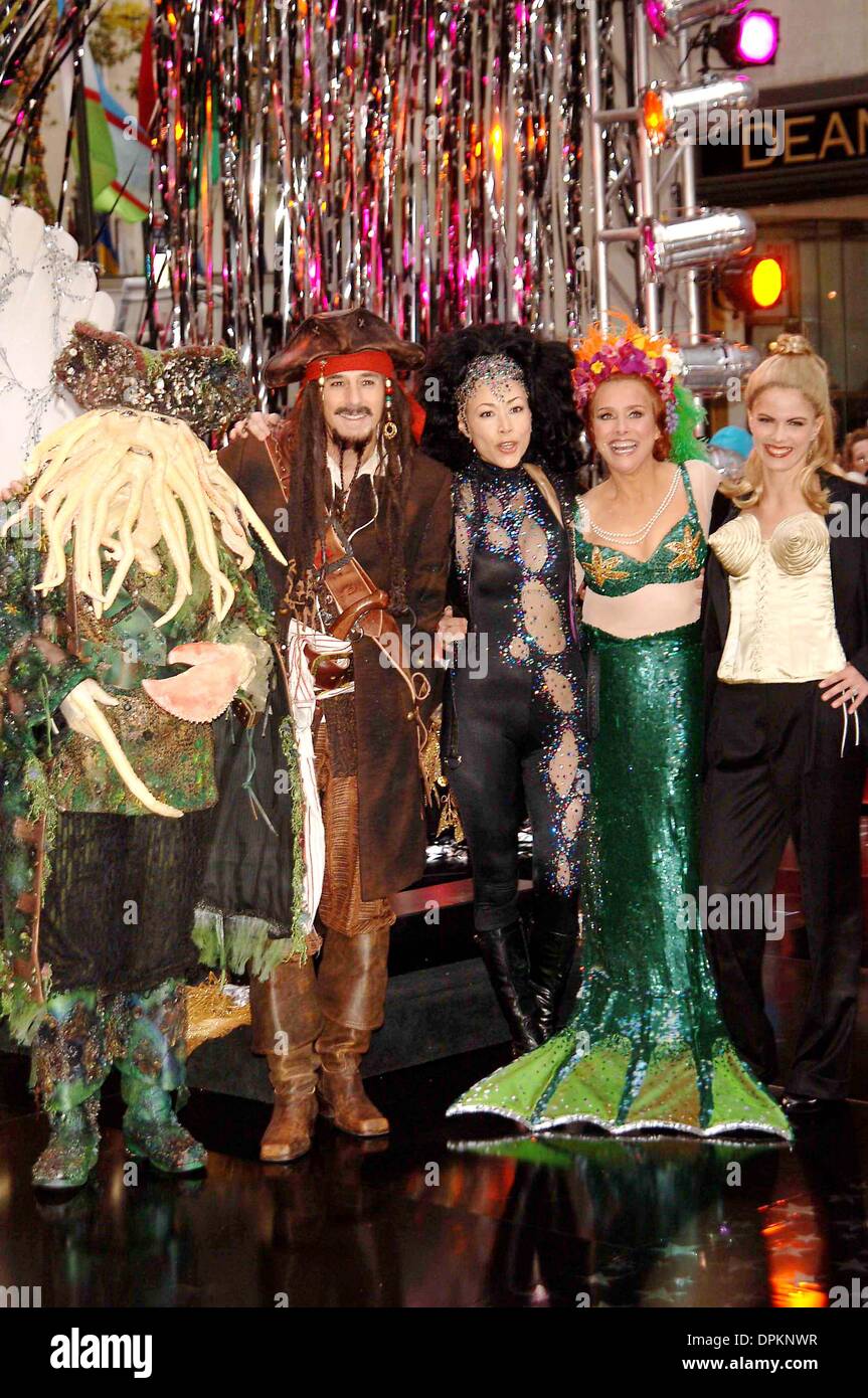 Ann curry halloween 2006 hi-res stock photography and images - Alamy