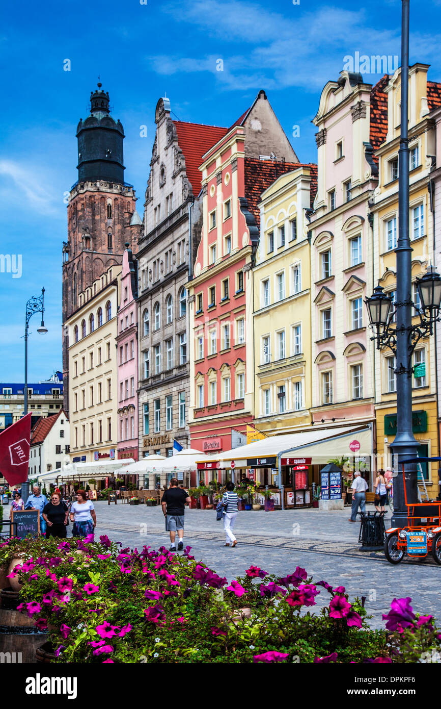 Colourful medieval houses and outdoor restaurants in Wroclaw's old town ...