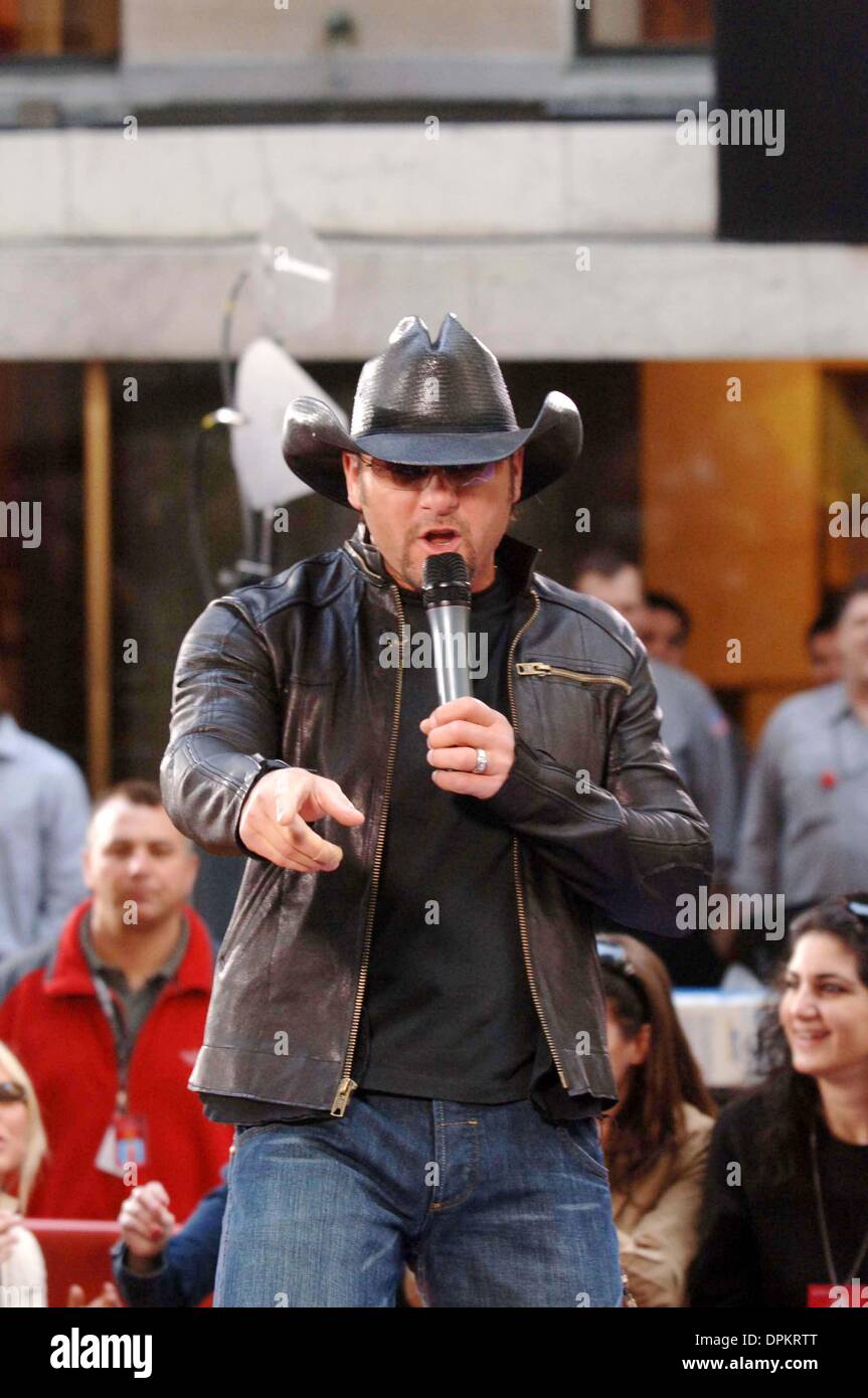 Mar. 31, 2006 - New York , New York - K47398AR.Tim McGraw performs on ...