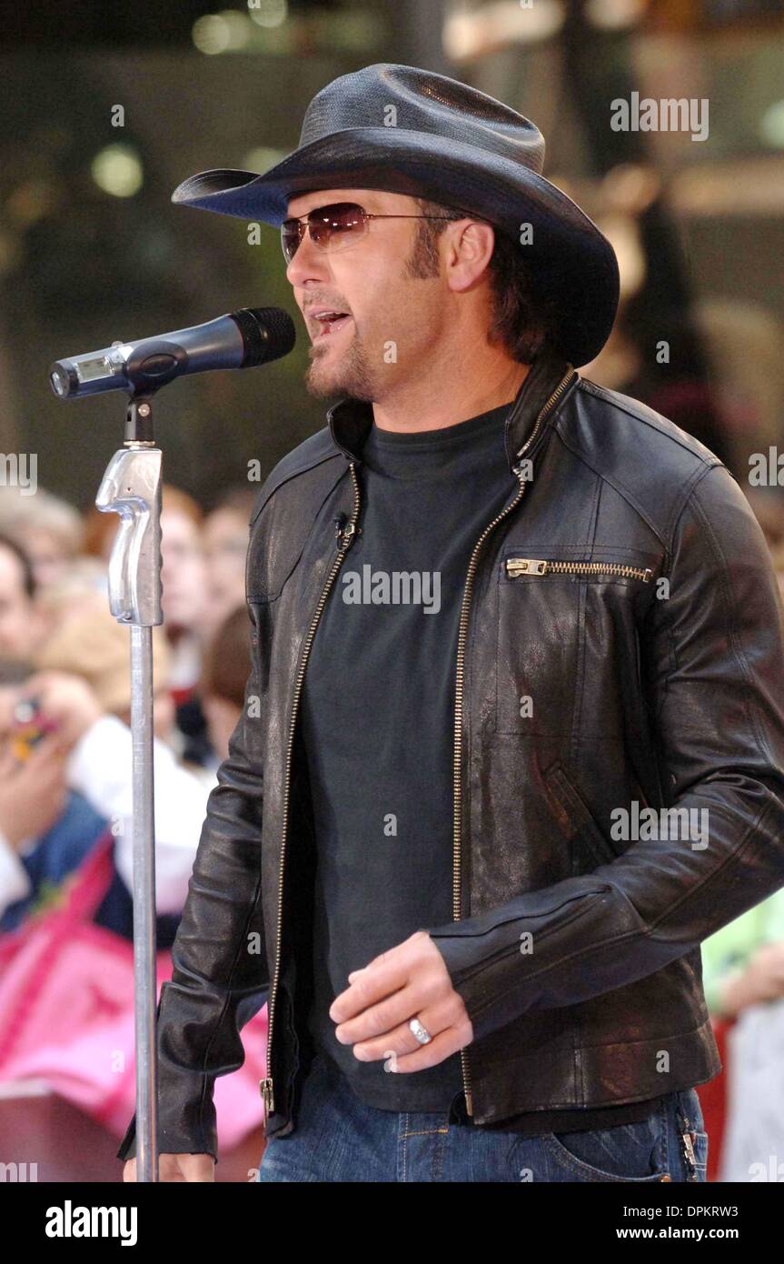 Mar. 31, 2006 - New York , New York - K47398AR.Tim McGraw performs on ...