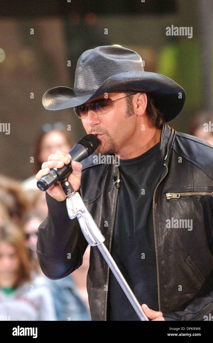 Mar. 31, 2006 - New York , New York - K47398AR.Tim McGraw performs on ...