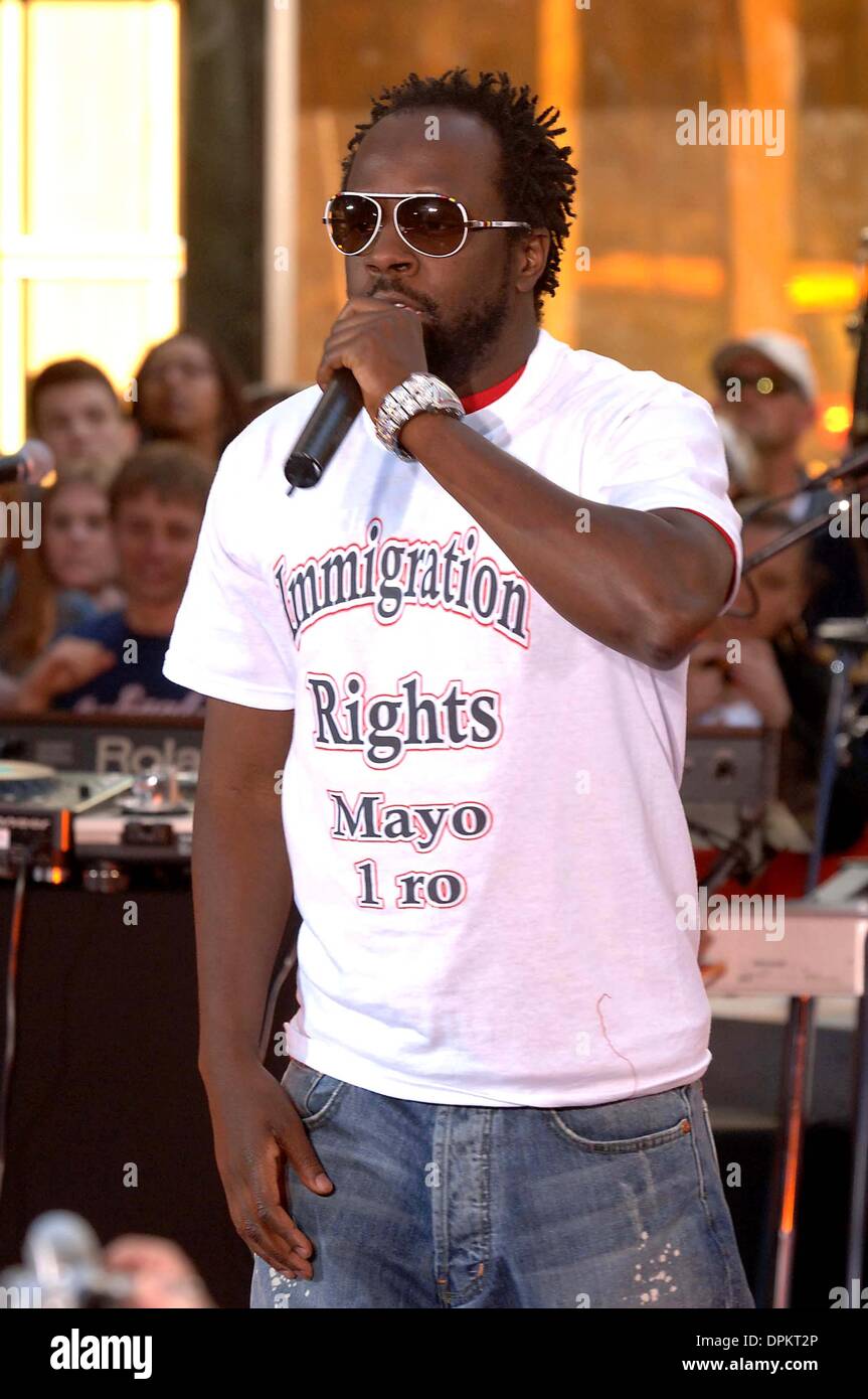 Apr. 28, 2006 - K47663AR.SHAKIRA PERFORMING AT NBC'S TODAY SHOW IN ...