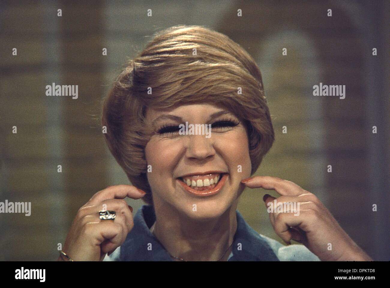 Vicki lawrence hi-res stock photography and images - Alamy
