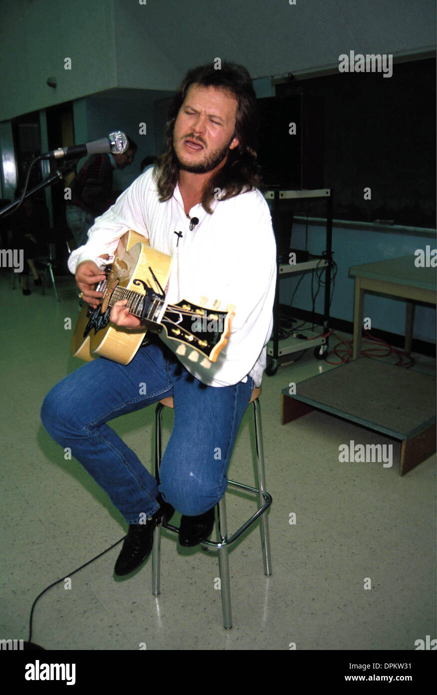 Sept. 21, 2006 - L5637AR.TRAVIS TRITT VISITS HIGH SCHOOL WHILE IN TOWN ...