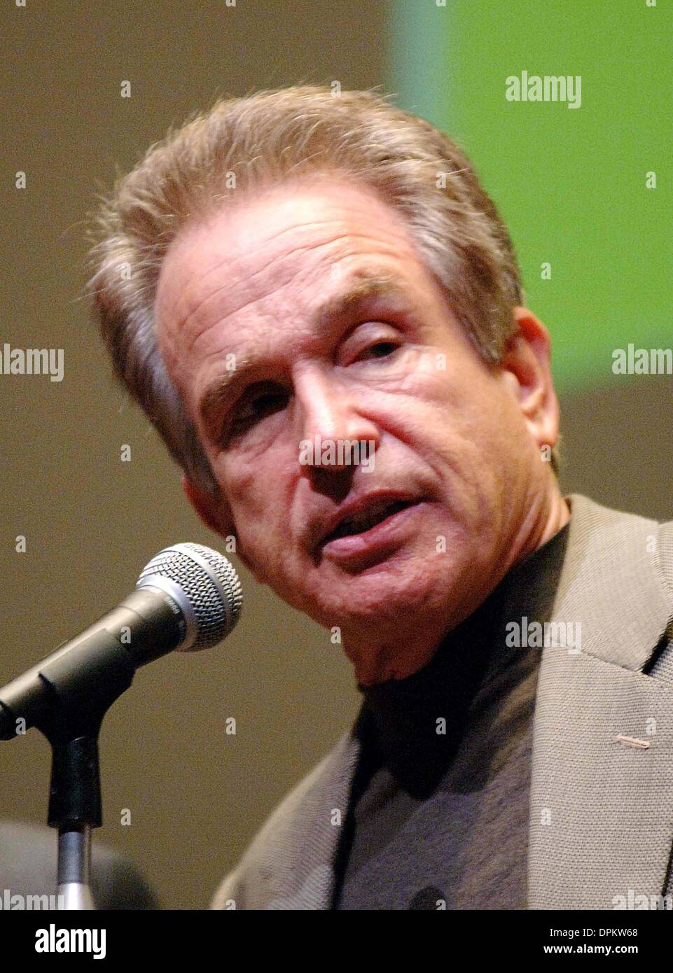 Oct. 4, 2006 - New York, New York, USA - Warren Beatty holds a press ...