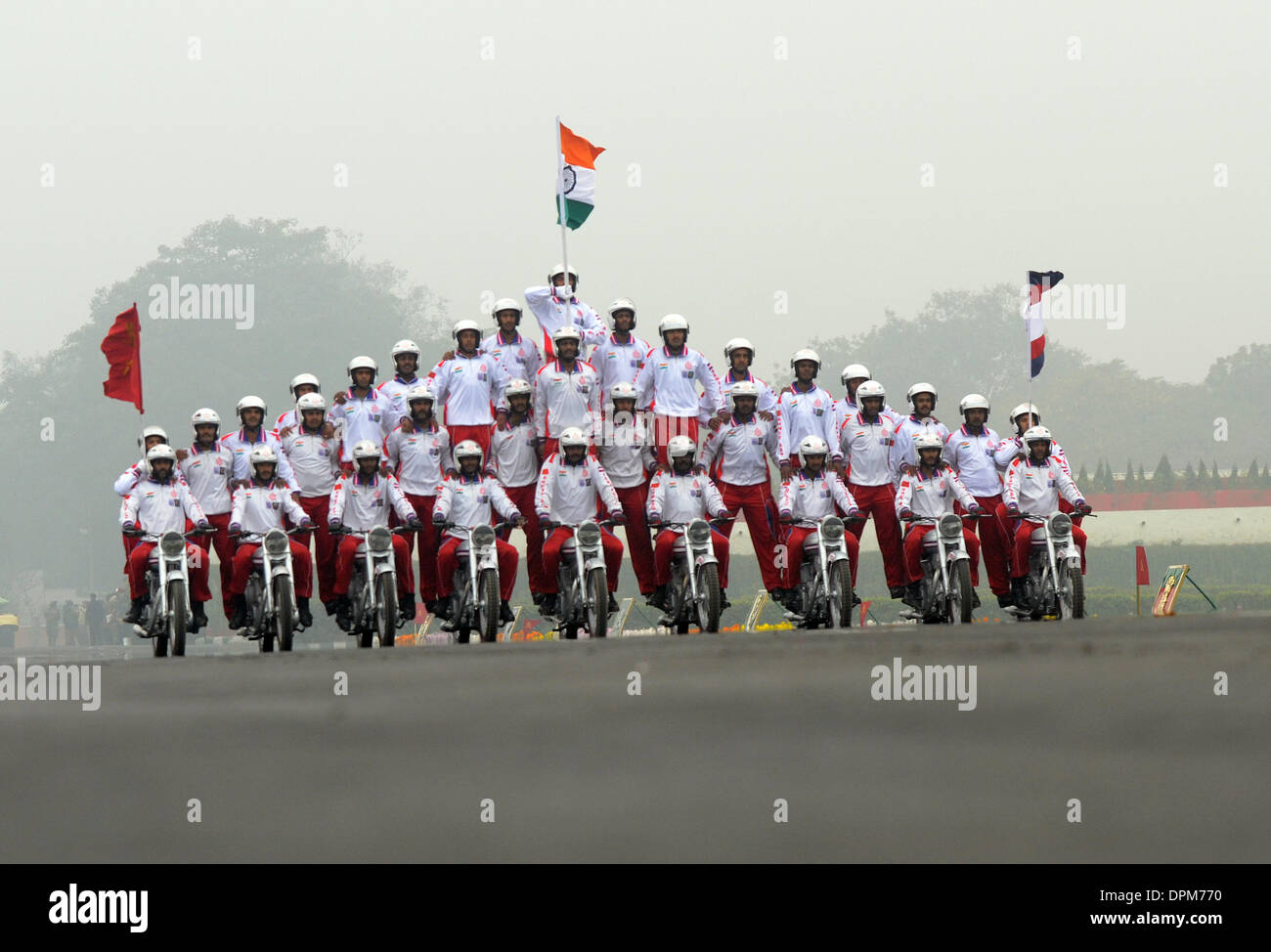 New Delhi, India. 15th Jan, 2014. Indian soldiers perform stunts on ...