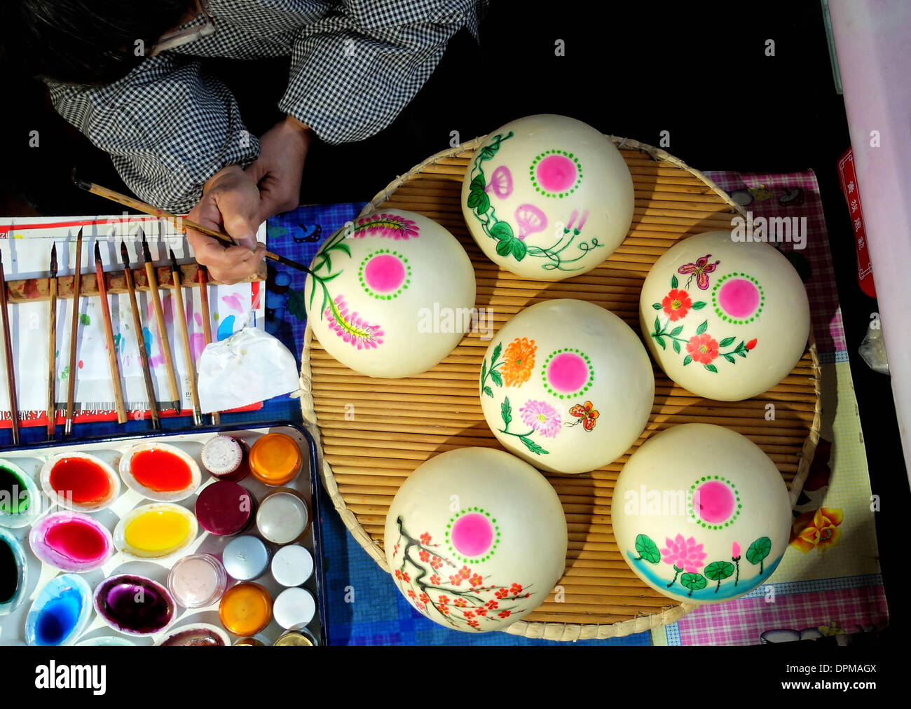 Jinan, China's Shandong Province. 15th Jan, 2014. A villager draws on ...
