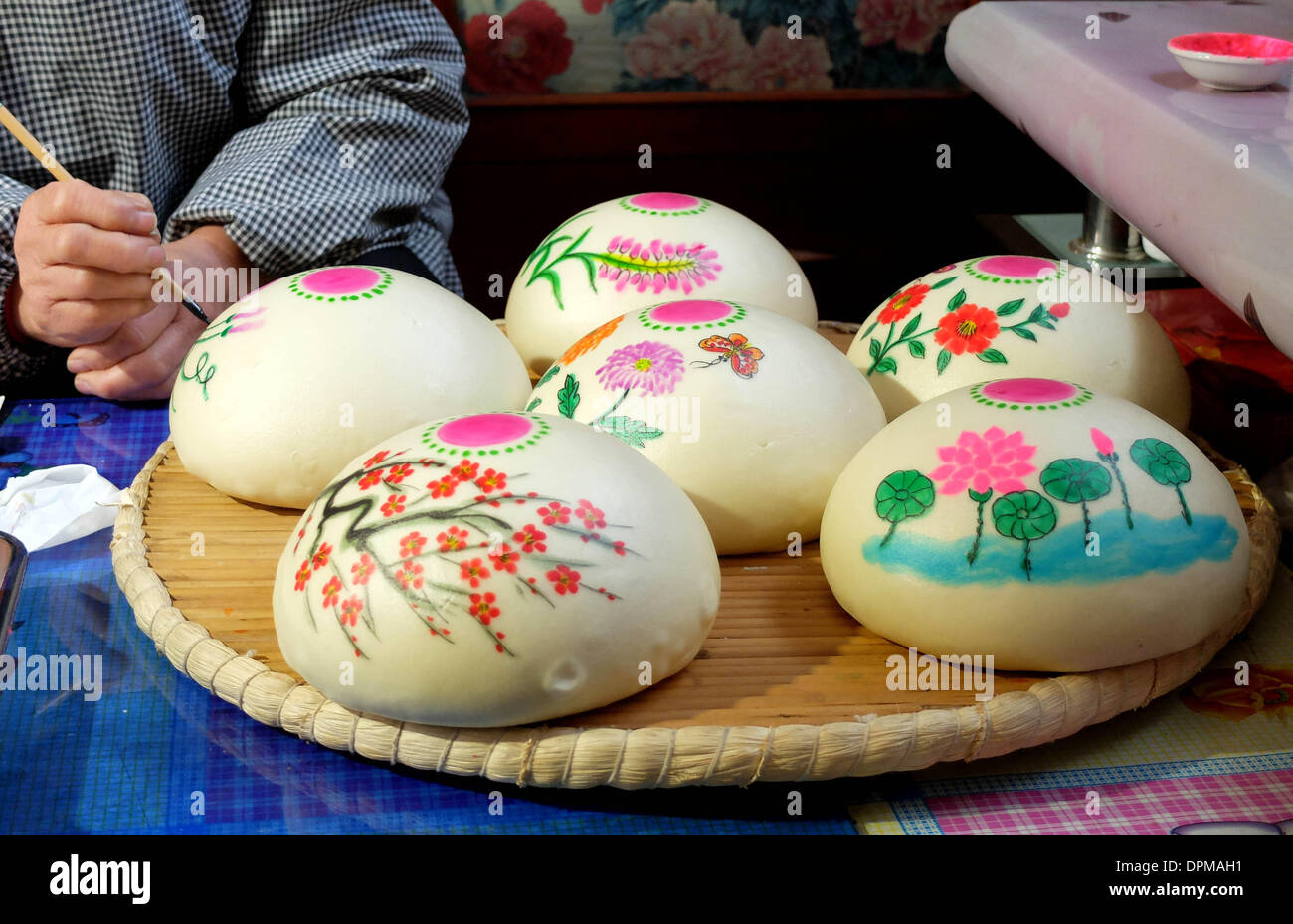Jinan, China's Shandong Province. 15th Jan, 2014. A villager draws on ...