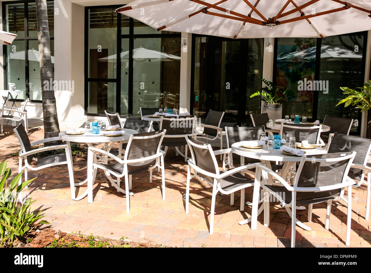 Empty sidewalk dining tables hi-res stock photography and images - Alamy
