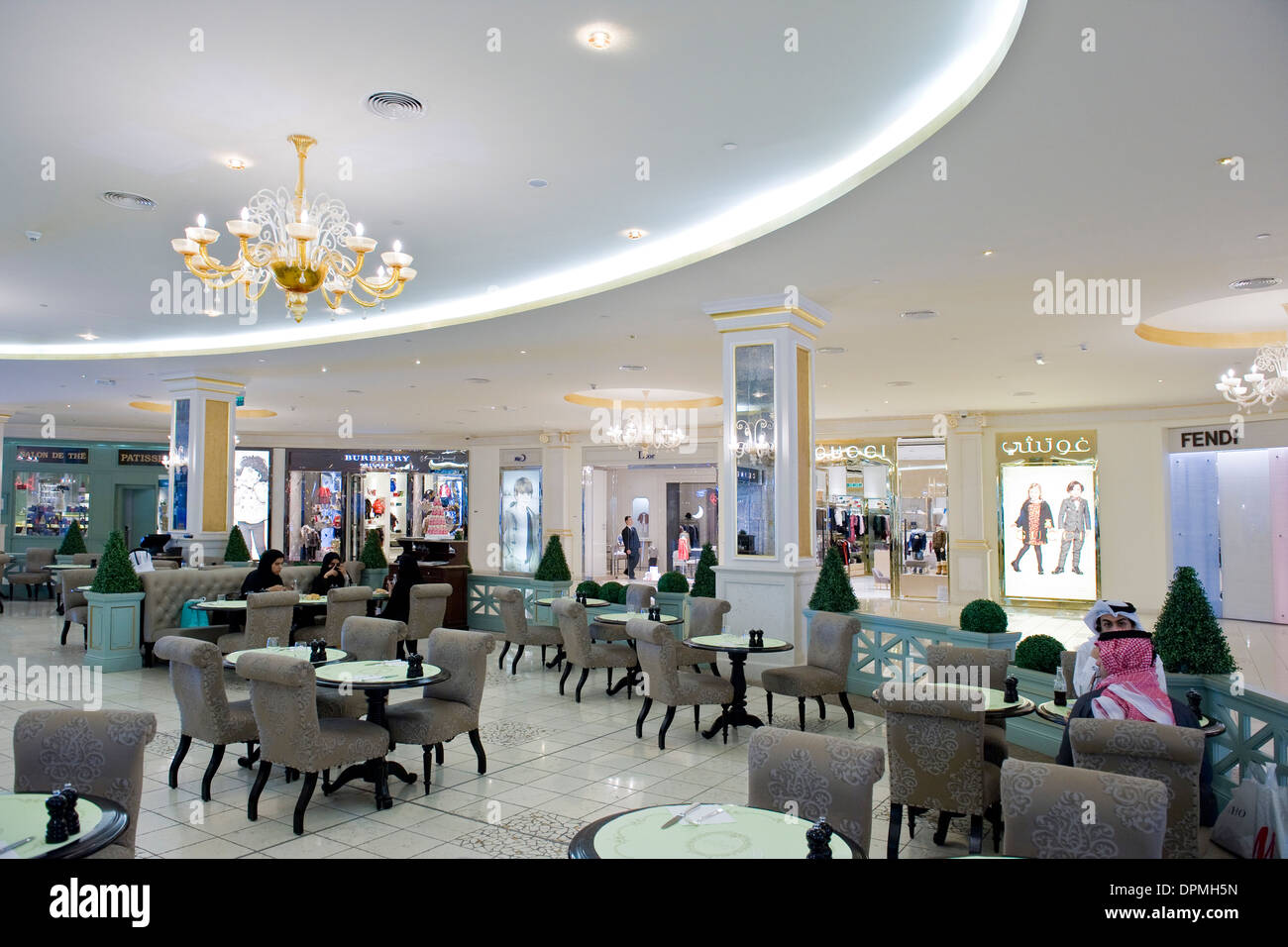 Qatar, Doha, Villaggio shopping mall Stock Photo - Alamy