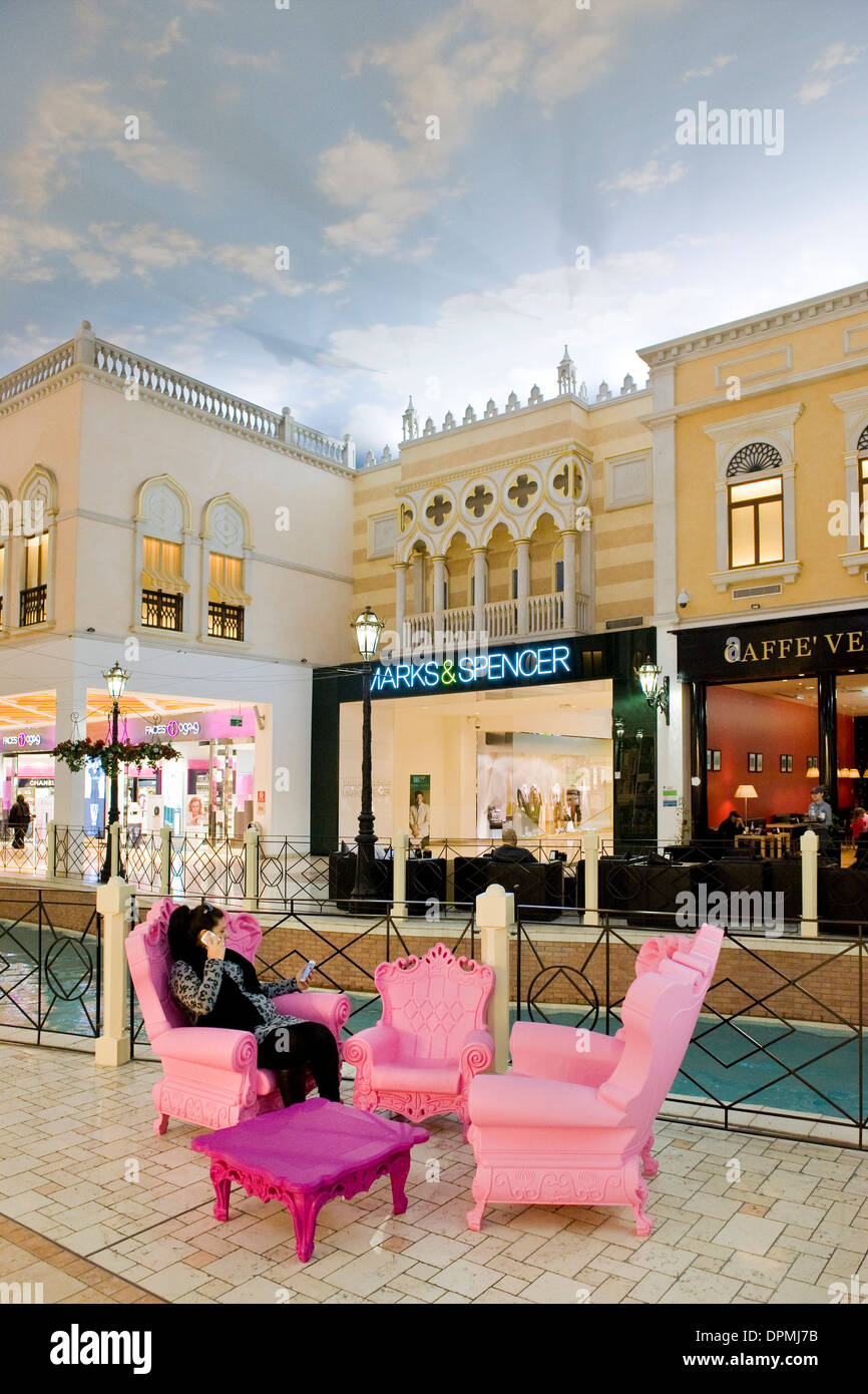 Qatar, Doha, Villaggio shopping mall Stock Photo - Alamy