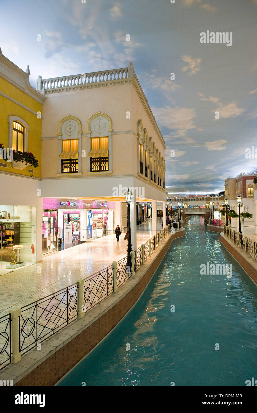 Qatar, Doha, Villaggio shopping mall Stock Photo - Alamy