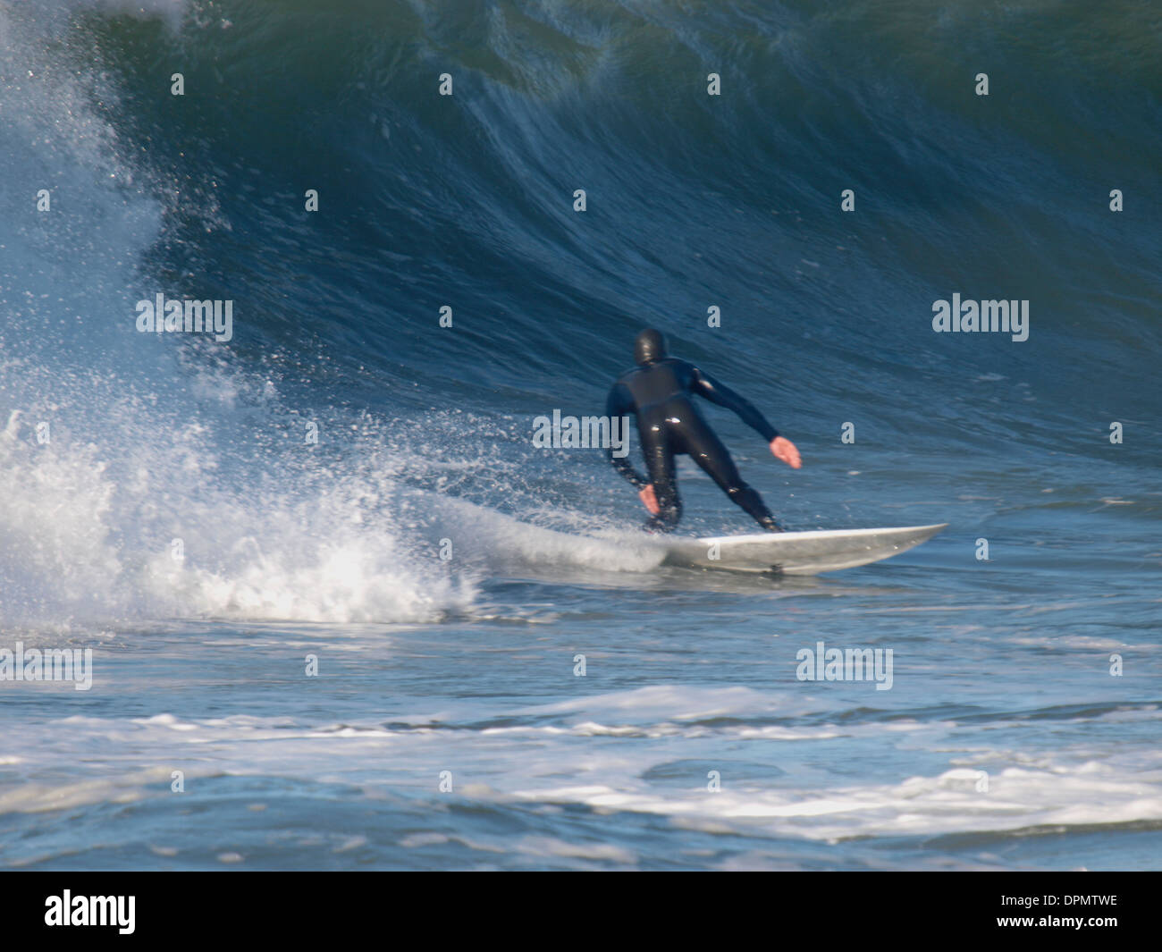 Surfing cornwall wave hi-res stock photography and images - Alamy