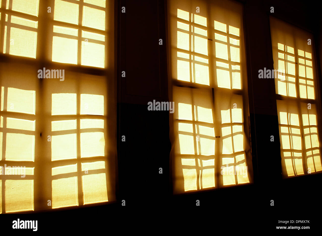 Light pattern through blinds hi-res stock photography and images - Alamy