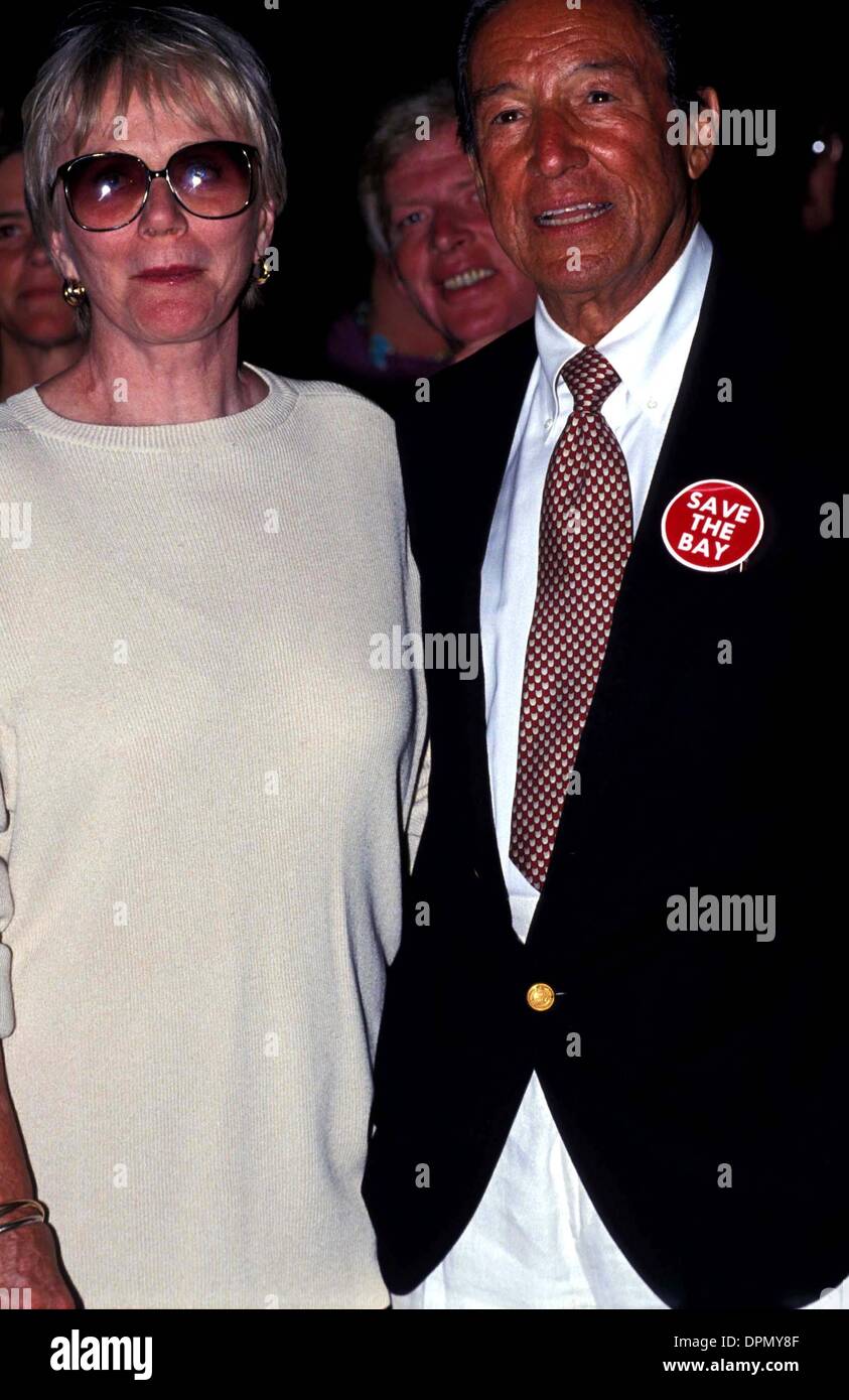 Apr. 13, 2006 - MIKE WALLACE.16766.MIKE WALLACE AT SAVE THE BAY ...