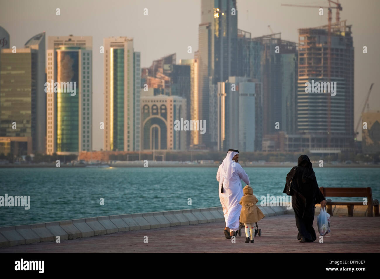 Qatari family hi-res stock photography and images - Alamy