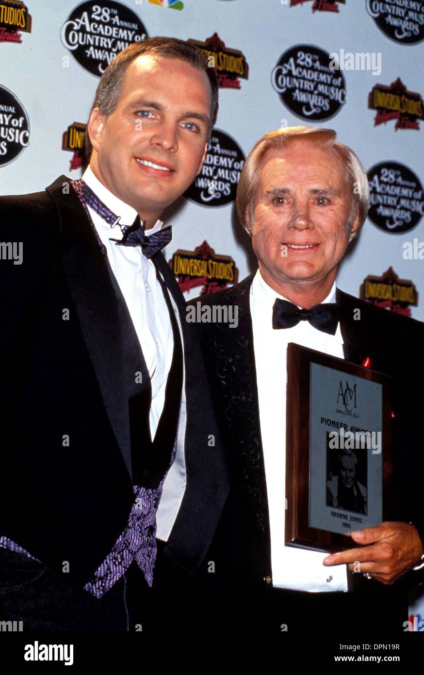 Garth brooks 1993 hi-res stock photography and images - Alamy