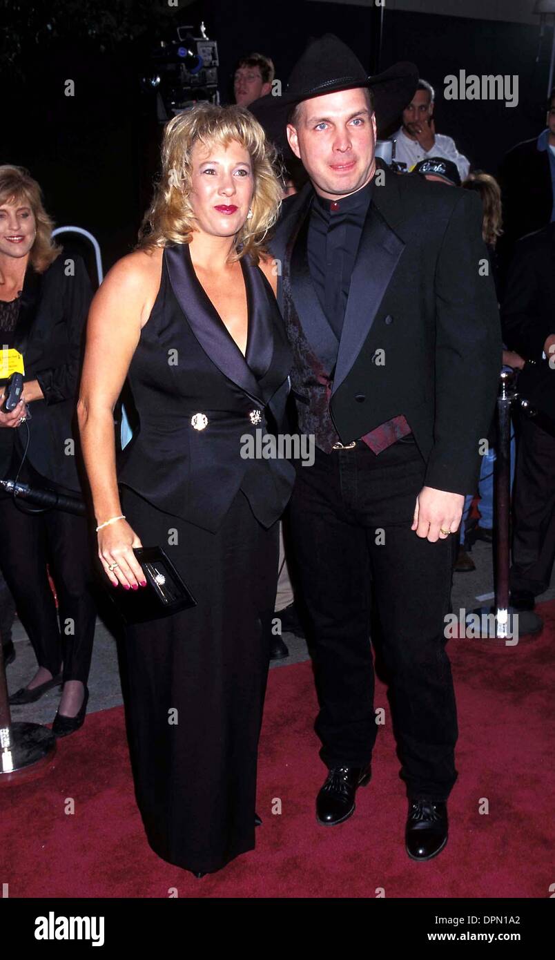 Feb. 7, 2006 - K4156LR.People's Choice Awards.Garth Brooks and wife ...