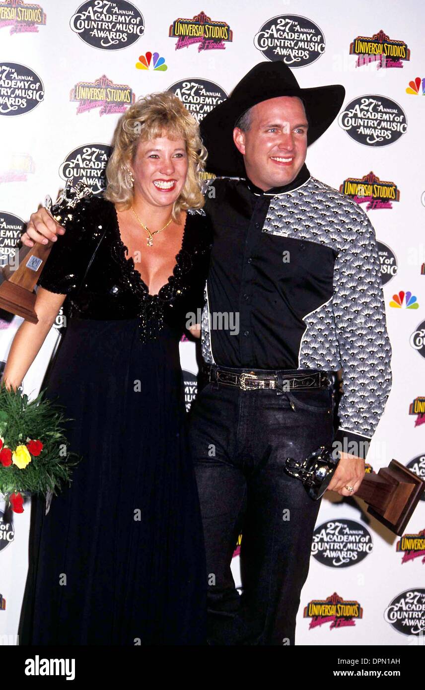 Feb. 7, 2006 - L3239.Garth Brooks and wife,.Sandy. Lisa Rose - 1992 ...