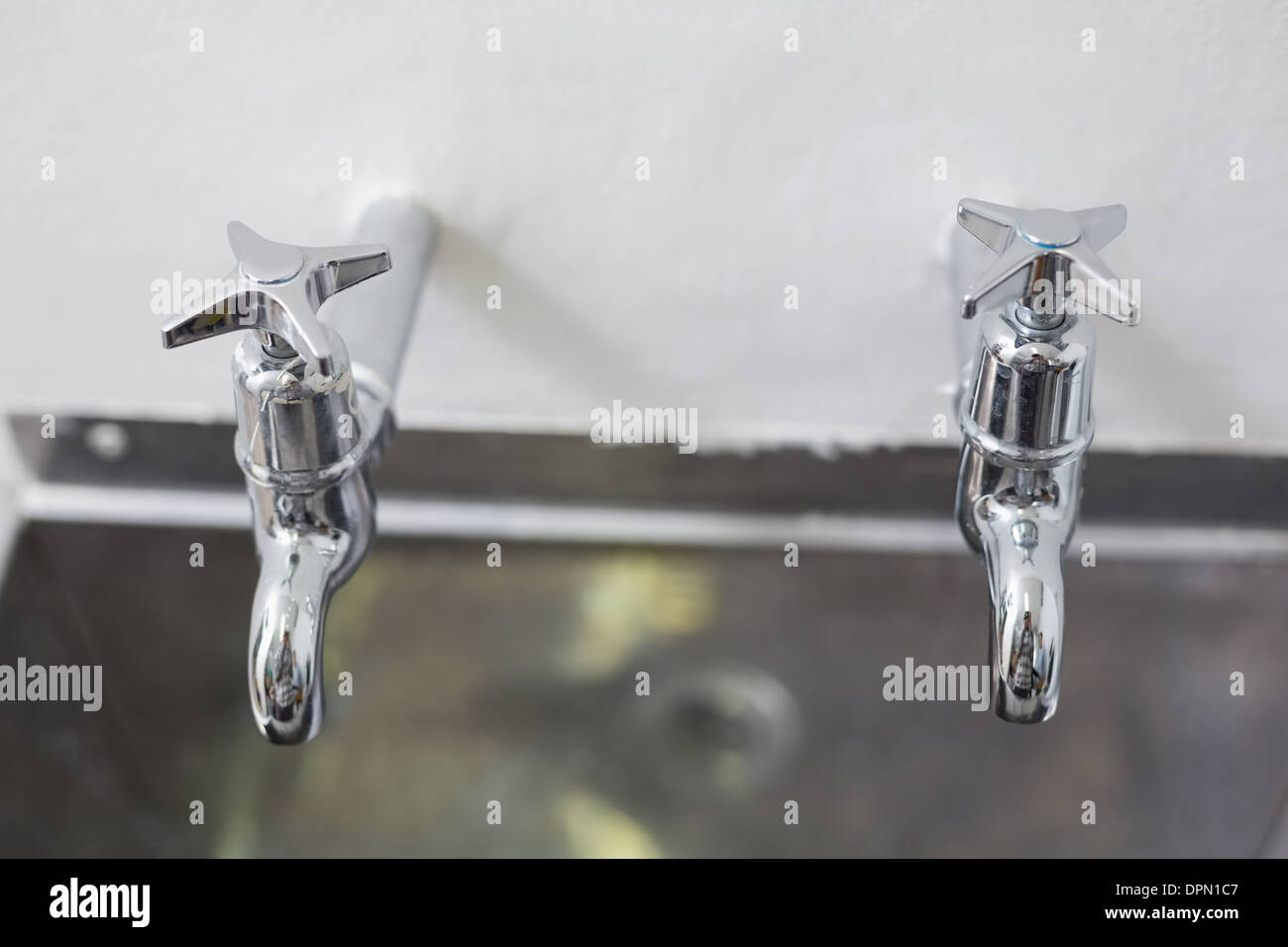 Stainless steel kitchen sink hi-res stock photography and images - Alamy