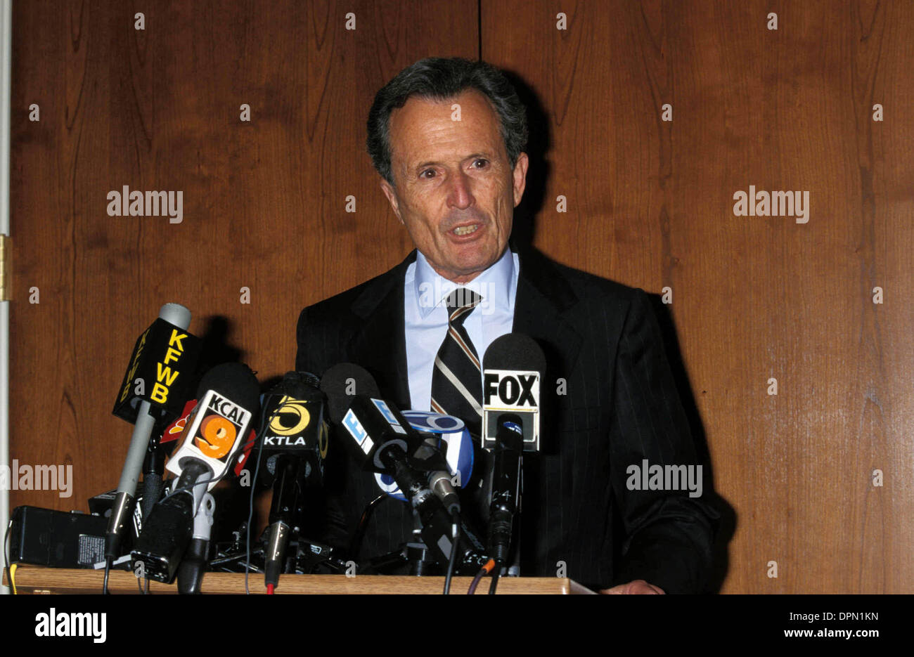 Mar. 28, 2006 - K9323LR.ELLE MACPHERSON PRESS CONFERENCE.BERT FIELDS ...