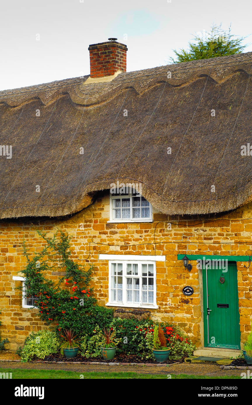 Thatched cottage Rockingham village Northamptonshire Stock Photo - Alamy