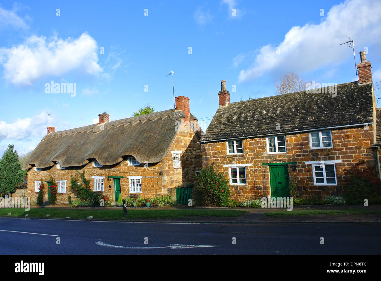 Rockingham Village Cottage Thatched roof house Stock Photo - Alamy