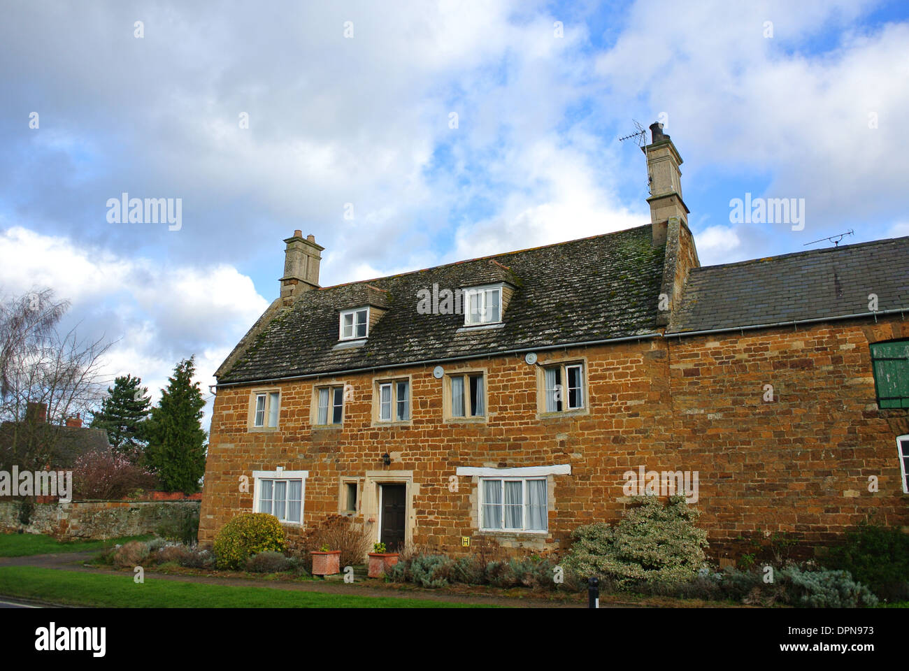 Rockingham village Northamptonshire cottage house Stock Photo - Alamy