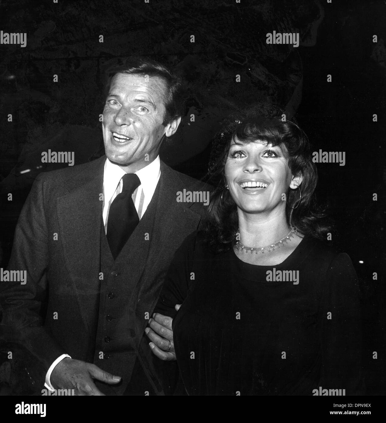Mar. 30, 2006 - ROGER MOORE AND WIFE. NATE CUTLER- PHOTOS(Credit Image ...