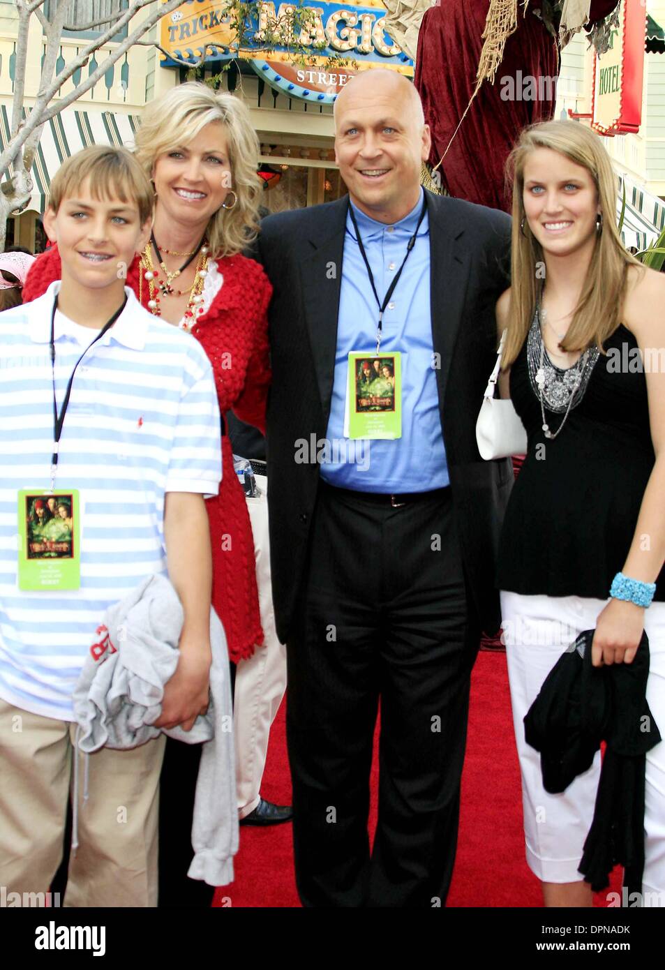 June 24, 2006 - Anaheim, CALIFORNIA, USA - CAL RIPKEN JR AND FAMILY ...