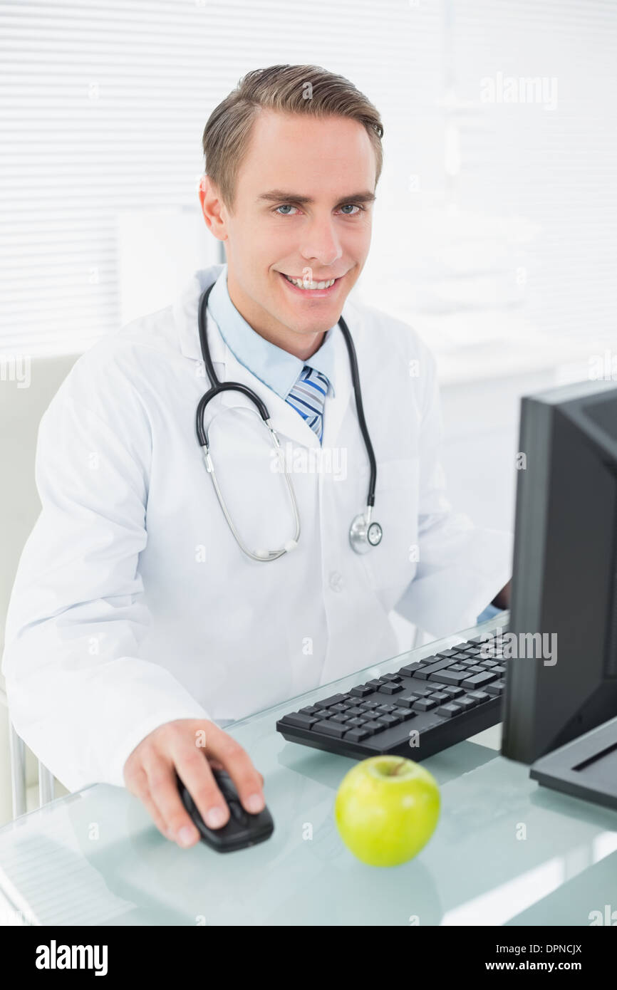 Male white 20s desk smiling hi-res stock photography and images - Alamy