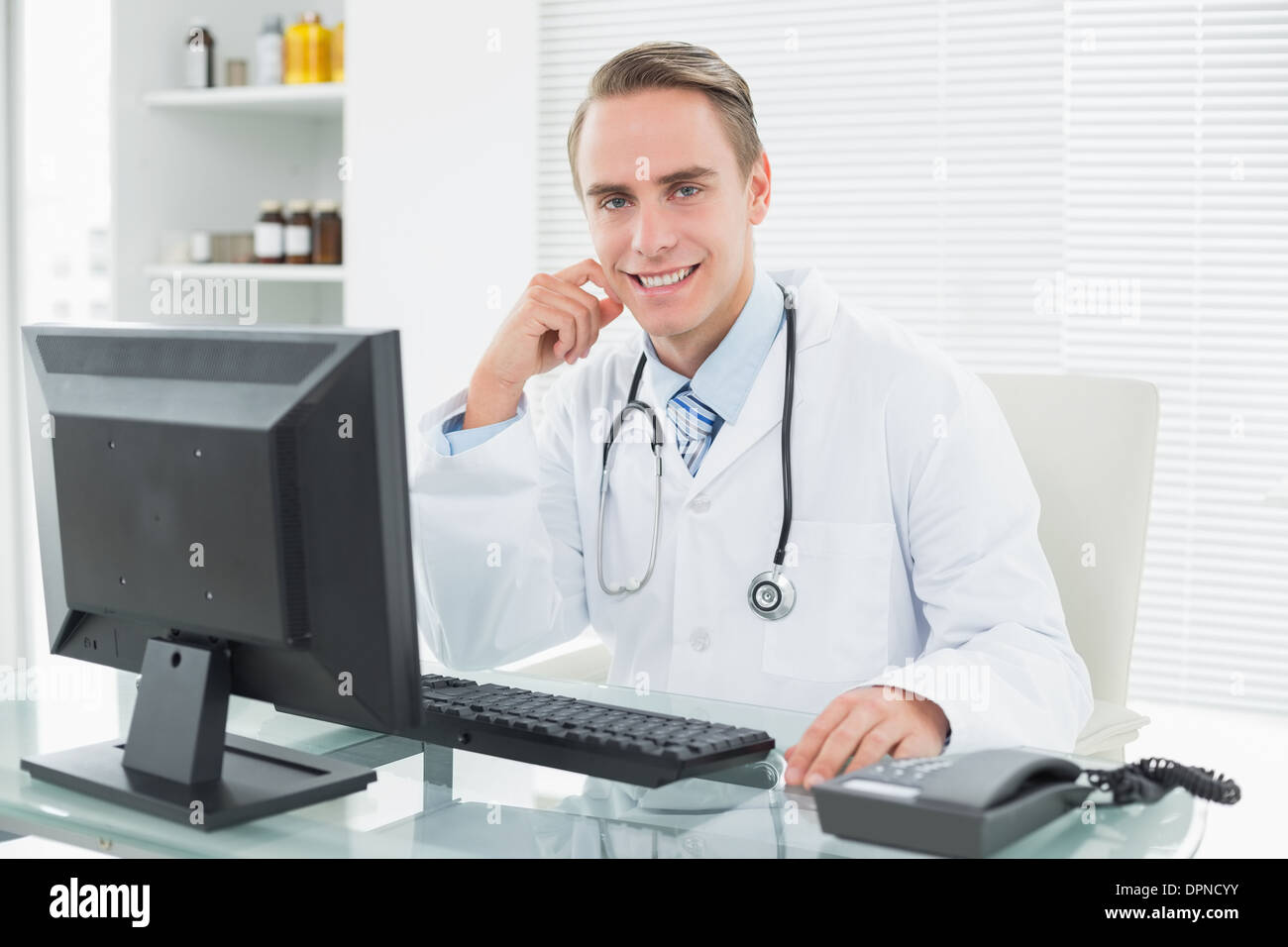 Doctor sitting computer hi-res stock photography and images - Alamy