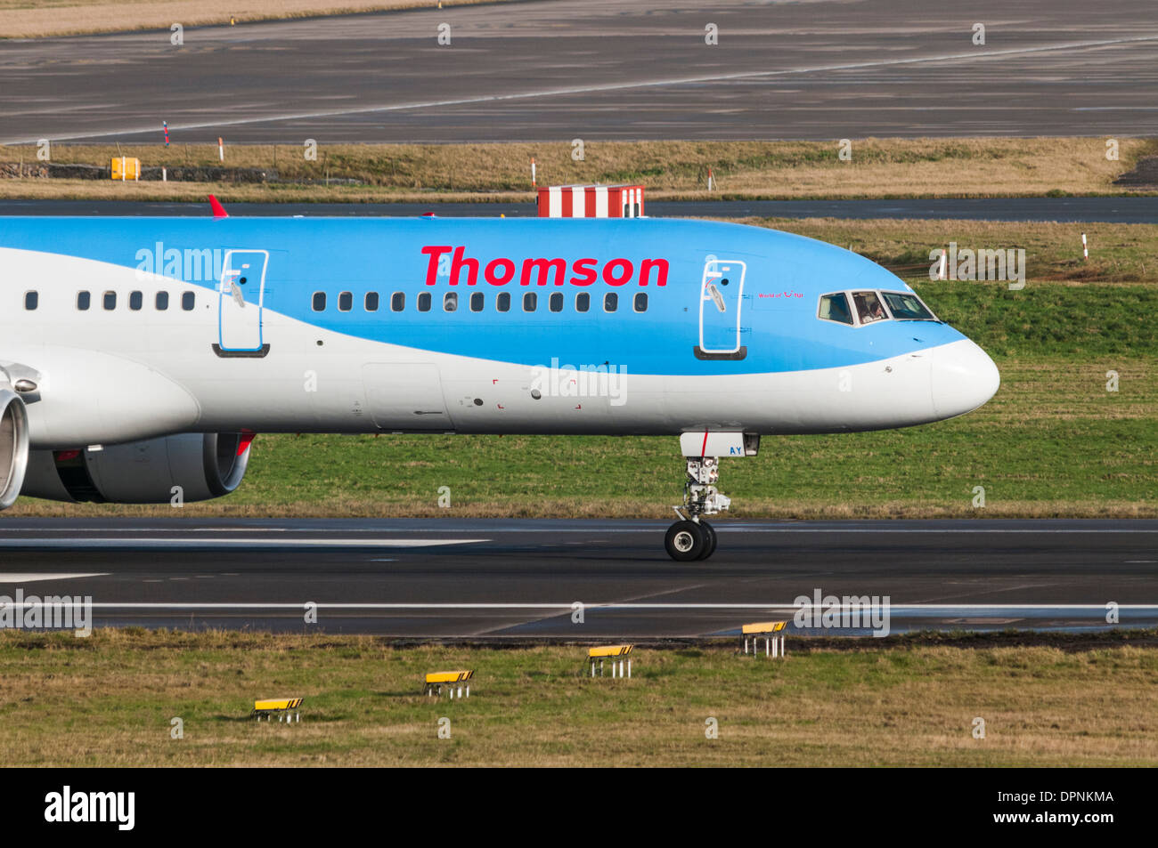Side view jet boeing 757 hi-res stock photography and images - Alamy