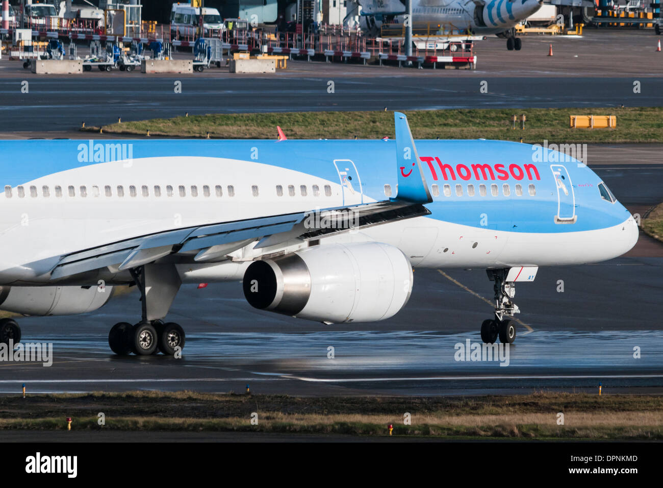 Side view jet boeing 757 hi-res stock photography and images - Alamy