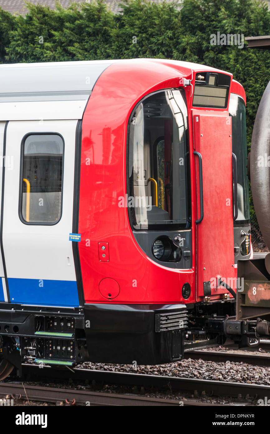 London underground electric trains hi-res stock photography and images ...