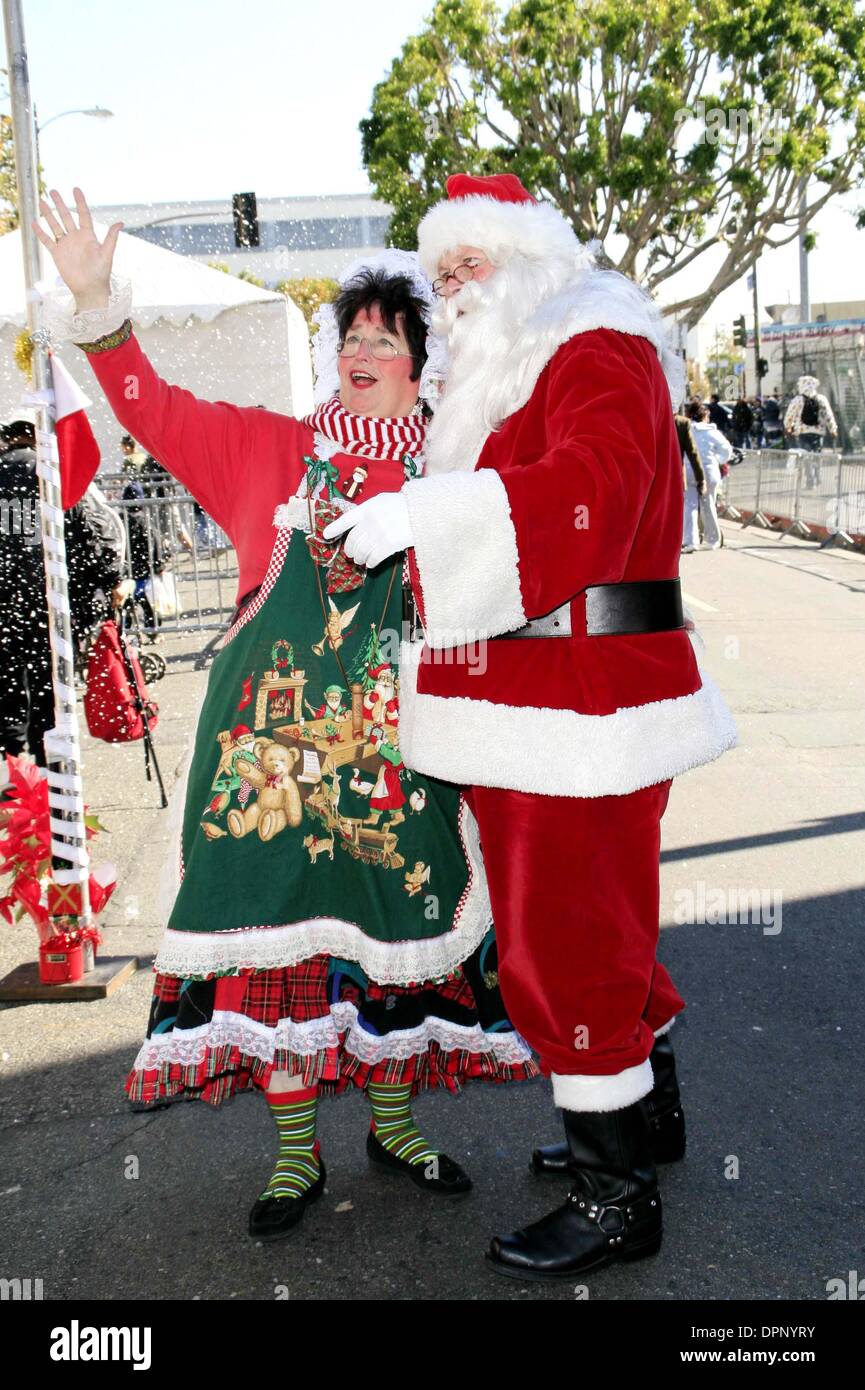 Homeless santa claus hi-res stock photography and images - Alamy