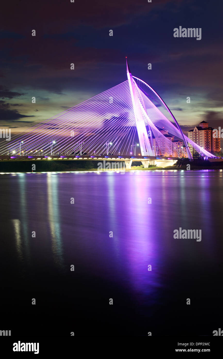 Seri wawasan bridge under purple illumination reflected in water ...