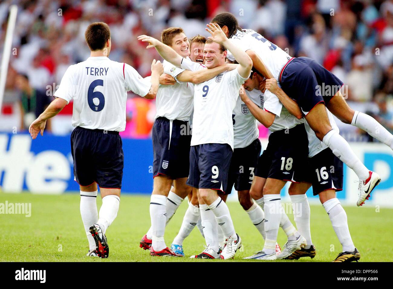 David beckham free kick england hi-res stock photography and images - Alamy