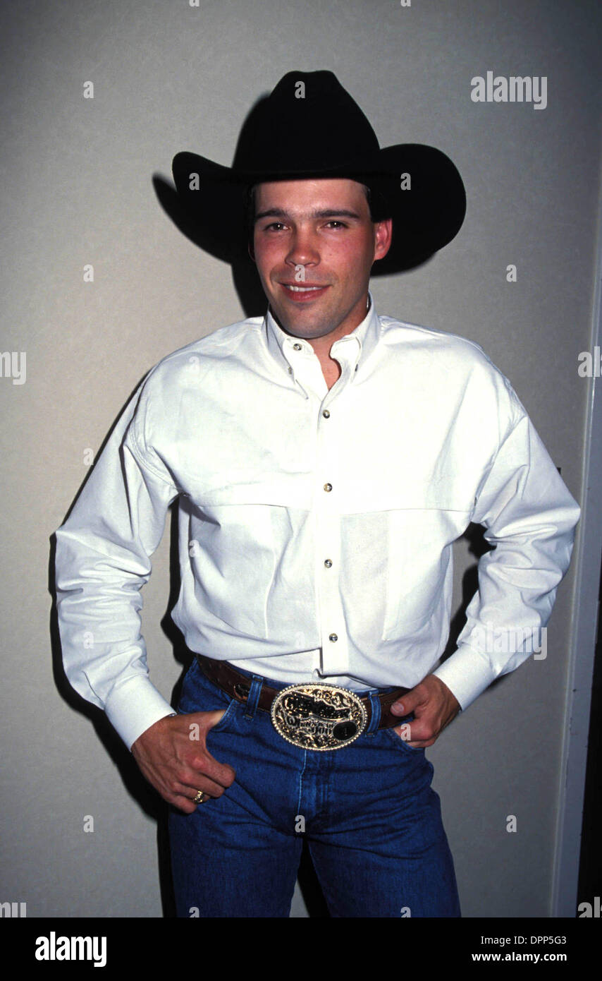 July 20, 2006 - L8155TA.CLAY WALKER BACKSTAGE AT THE ANAHEIM ARENA ...